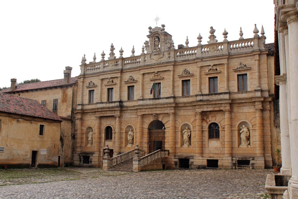 Visitare Padula: la Certosa, il borgo e le Grotte - IoViaggio